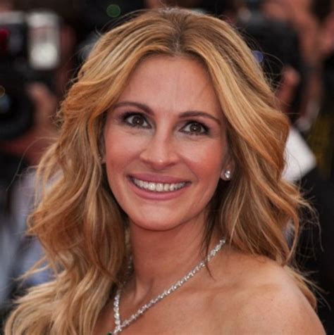 Роклята на Джулия Робъртс за която всички говорят но не защото е красива Амал Клуни също