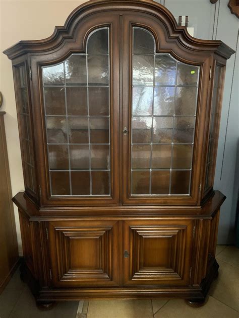 Сервант вітрина для посуду Магазин Меблі з Європи у Луцьку