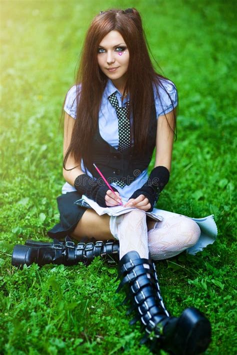 молодая сексуальная школьница с красной чашкой кофе Стоковое Изображение изображение