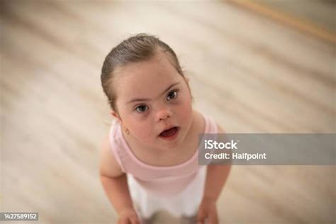 댄스 스튜디오의 발레 수업에서 다운 증후군을 앓고있는 어린 소녀의 높은 각도보기 장애 아동의 통합 및 교육 개념 건강한 생활방식에 대한 스톡 사진 및 기타 이미지 Istock