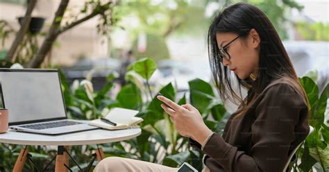 사무실에서 정원에 앉아 편안하게 스마트폰을 사용하는 젊은 여성 노동자의 측면 모습 사진 Unsplash의 태국 이미지