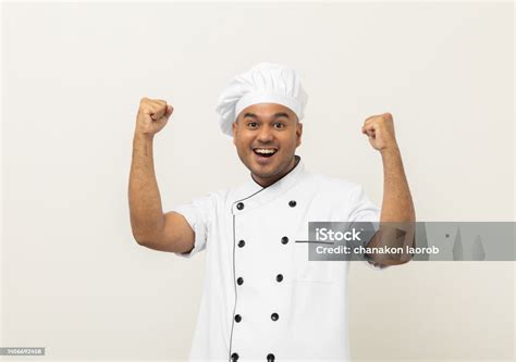 해피 미소 영 잘 생긴 아시아 남자 요리사가 유니폼 팔을 뻗어 고립 된 배경에서 성공적으로 흥분을 느낍니다 인도 남자 요리 주방 레스토랑과 호텔에서 직업 요리사 또는 빵