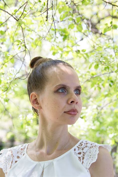 Retrato De Una Chica Joven Hermosa Imagen De Archivo Imagen De Manera Fondo