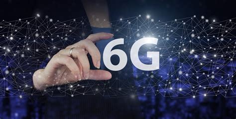 6g 네트워크 고속 모바일 인터넷 차세대 네트워크의 개념 손 은 도시 어두운 흐린 배경에 디지털 홀로그램 6g 기호를 개최합니다