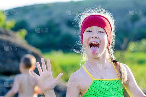 搞笑女孩对着镜头吐舌头