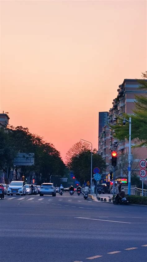 给佬友们分享下周末拍的落日 7，来自 Hwang 搞七捻三 Linux Do