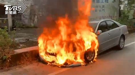 宜蘭街頭火燒車！烈火濃煙猛竄 車頭全毀、擋風玻璃碎裂│燒毀│消防│燃燒│tvbs新聞網