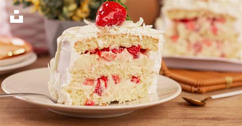 흰색 설탕과 딸기를 얹은 케이크 조각 사진 Unsplash의 무료 케이크 이미지