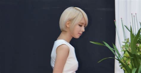 초아 엉덩이 간신히 가린 원피스 입고 계단 오르자아슬아슬해