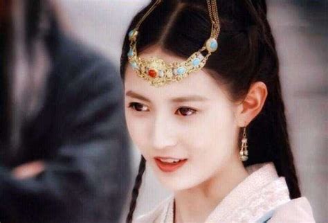 黄衫女子武功超越张无忌，吊打张三丰，实力深不可测