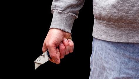 Екшън на столична метростанция Жена заплаши полицаи с макетен нож Информационна агенция ПИК