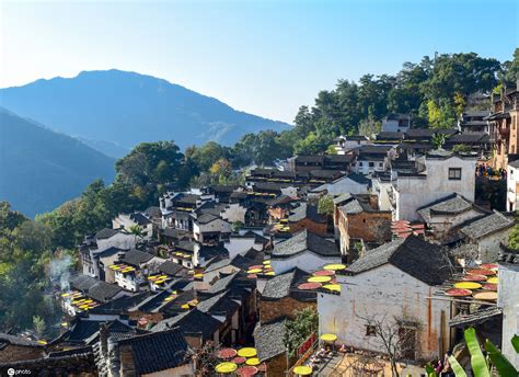 江西婺源古村初冬晒果实 色彩斑斓丰收景