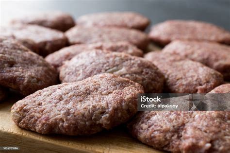 터키 원시 미트볼 호스텔 또는 Kofta 나무 표면에 다진 고기로 만든 고기에 대한 스톡 사진 및 기타 이미지 고기 돼지고기 미식가 Istock