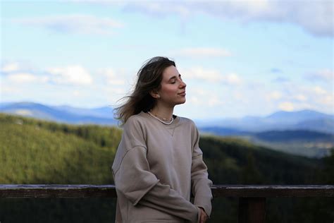 경치 경치 좋은 전망 고독 고요한 고요함 광야 구름 그림 같은 낮 녹지 눈을 감다 레저 만족 맑은 공기 맨투맨 셔츠 머리카락 모험 목가적인