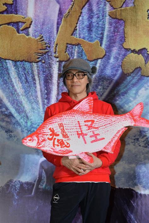 林允為周星馳整理鬢角顯親昵 網友：畫面好暖 每日頭條