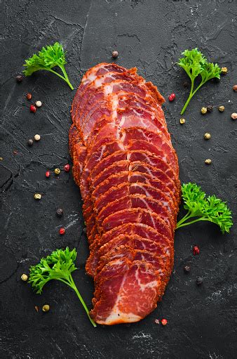 향신료와 허브로 얇게 썬 훈제 고기 검은 나무 배경에 평면도 텍스트를 위한 여유 공간 0명에 대한 스톡 사진 및 기타 이미지 Istock