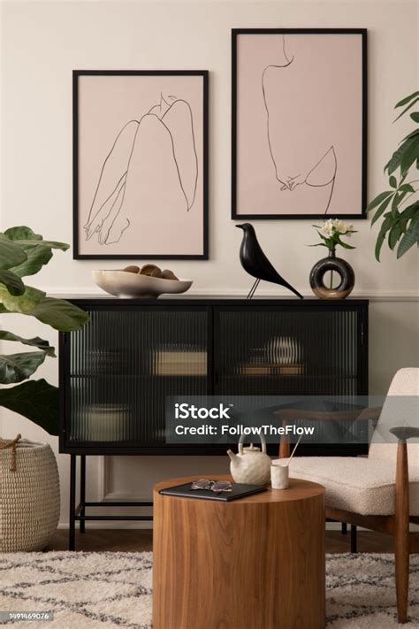 모형 포스터 프레임 유리 찬장 세련된 베이지색 그릇 둥근 커피 테이블 화분 식물 및 개인 액세서리가 있는 거실 인테리어 인테리어 디자인 가정 장식 템플렛 0명에 대한 스톡