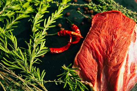 원시 쇠고기 고기 슬레이트 돌 부엌 보드에 향신료와 함께 고급에 대한 스톡 사진 및 기타 이미지 고급 고기 단백질 Istock