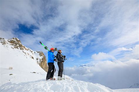 아마추어 겨울 스포츠 알파인 스키 화창한 스키 리조트에서 친구 여자와 남자 눈 스키스키 높은 산 눈 덮인 풍경입니다 알프스 산