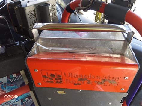 Бэлэн мөнгөний хайрцгийг таглаж төлбөрийг гар дээрээ авч байсан автобусны жолоочийн хөдөлмөрийн