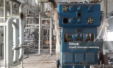 오래 된 공장 안에 파란 진공 및 송풍기를 가진 전기 모터를 위한 기계 부속 가리기에 대한 스톡 사진 및 기타 이미지 가리기 공장 산업 건물 관제실 Istock