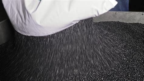 플라스틱 검은 회색과 립된 빵 부스러기 플라스틱 물 파이프 공장 제조입니다 물과 공기 압력의 사용과 기계 도구에 플라스틱 튜브를 만드는 과정 기계류에 대한 스톡 사진 및