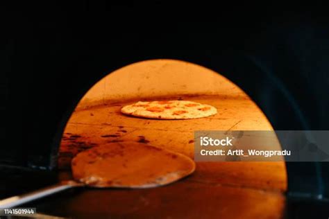 요리사 베이킹 카피 리스 비 앙 카 피자 내부 나무 굽기 피자 오븐 재료는 모 짜 렐 라 파마산 올리브 오일 슬라이스 토마토와 반죽입니다 고추류에 대한 스톡 사진 및 기타