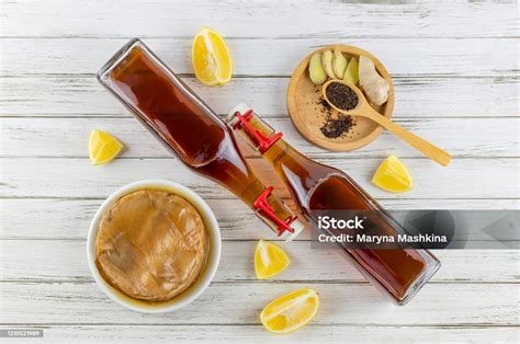 콤부차 슈퍼푸드 프로 바이오틱 티 곰팡이 음료 와 유리 병 레몬 생강 흰색 배경에 차 0명에 대한 스톡 사진 및 기타 이미지 0명 Kombucha 감귤류 과일