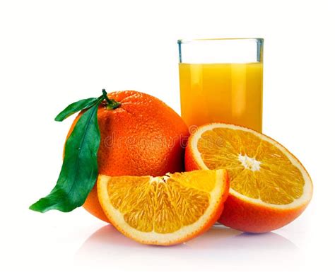 Succo Di Arancia In Un Di Vetro Ed In Un Arancio Fotografia Stock