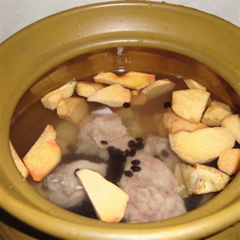 黑豆鸡爪芋汤可以补充胶原蛋白的美容汤
