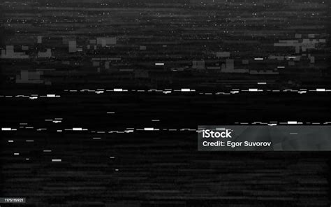 글리치 Vhs 흑백 백색 잡음과 임의의 선이있는 아날로그 왜곡 효과 개념을 되감기 하거나 일시 중지합니다 검은 색 배경에 복고풍 신호없음 벡터 일러스트레이션 카메라에 대한