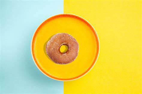 노란색 접시에 도넛 사진 상위 뷰 사진입니다 카페 또는 패스트리 가게 광고 현대 음식 개념입니다 0명에 대한 스톡 사진 및 기타 이미지 Istock