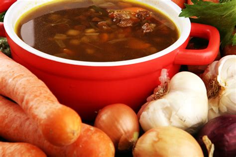 쇠고기 감자 당근 양파 향신료 녹색 완두콩고기 스튜 천천히 조리 된 고기 스튜 그릇 뜨거운 가을 또는 겨울 요리 근접 촬영 엄마