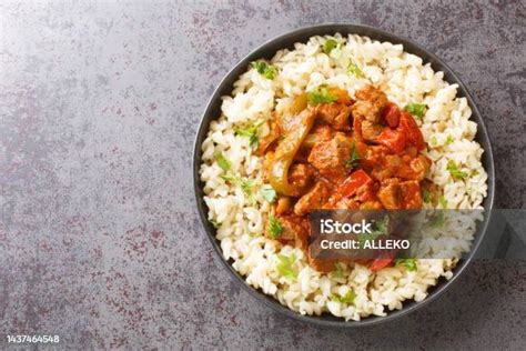 Porkolt는 짭짤한 파프리카 토마토 양파 소스로 조리 한 맛있는 헝가리 고기 스튜로 접시에 계란 국수 근접 촬영을 제공합니다 수평 평면도 0명에 대한 스톡 사진 및 기타