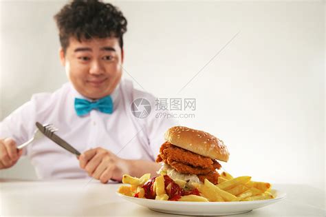 小胖子吃汉堡包高清图片下载 正版图片507673531 摄图网