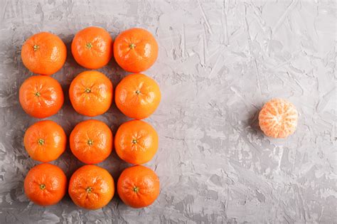 직사각형을 형성하는 귤의 행과 회색 콘크리트 배경 상단보기 평평한 평신도에 껍질을 벗긴 귤 감귤에 대한 스톡 사진 및 기타 이미지 Istock