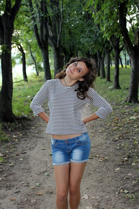 Девчонка в полосатой футболке в парке Фото девушек в колготках мини юбках и купальниках
