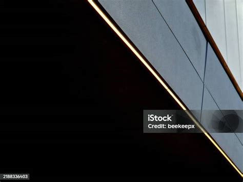 입구 위의 건물 가장자리는 창고 지붕의 돌출부 아래 건물에 들어가는 사람들이 불을 붙인 얼음 조각으로 긴축을 강조합니다 0명에 대한 스톡 사진 및 기타 이미지 Istock