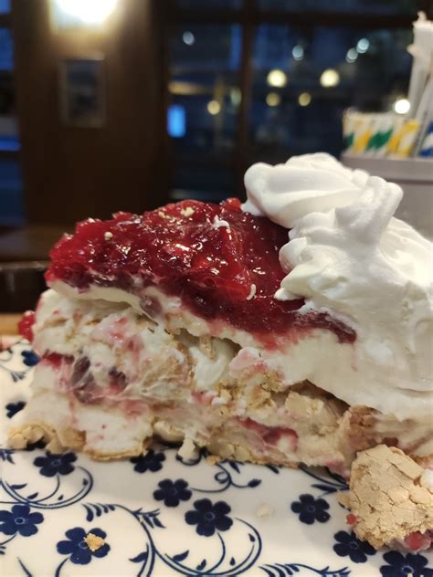 Пицария Ресторант Ретро Кастела Торта Павлова с вишни и ванилово сметанов крем с маскарпоне