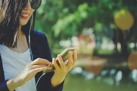 여자 손 스마트폰 및 미소를 사용 하 여 자연과 함께 재미를 느끼는 아름 다운 배경 비즈니스 금융 무역 재고 Maket 및 소셜 네트워크 개념 명랑한에 대한 스톡 사진 및