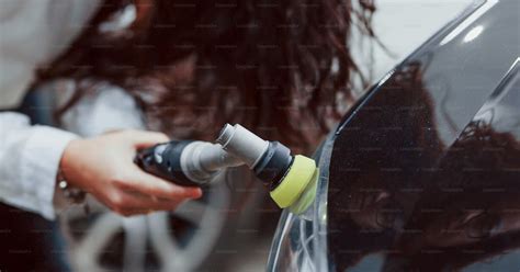 현대 자동차를 청소하는 장비를 가진 여자 서비스의 개념 사진 Unsplash의 복구 이미지