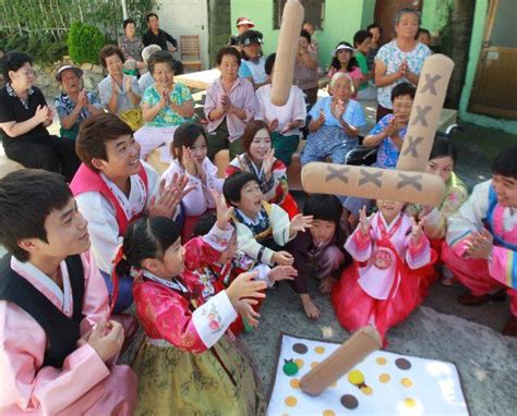 윷놀이라는 한국의 전통 놀이 명절 때 Ganada Korean Language Institute