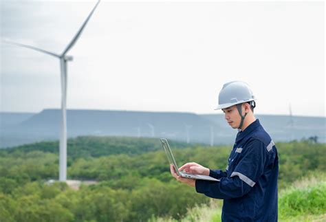 풍력 터빈 농장에서 일하는 엔지니어 아시아 남자의 초상화 25 29세에 대한 스톡 사진 및 기타 이미지 25 29세 검사 보기 공장 산업 건물 Istock