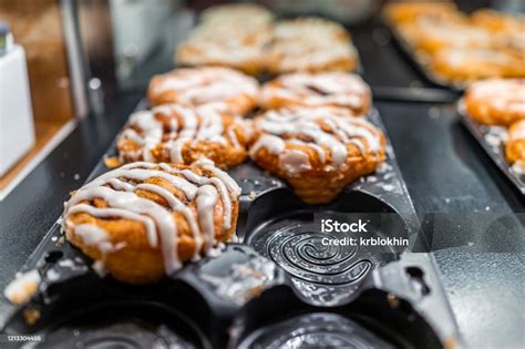 베이커리 트레이 뷔페에서 호텔 모텔 이나 사무실에서 아침 유럽식 아침 식사를 위한 클로즈업 흰색 장식이 있는 끈적끈적한 계피 롤 빵 0명에 대한 스톡 사진 및 기타 이미지
