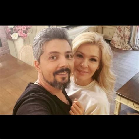 Гала заведе на екзотична почивка доведената си дъщеря хубавата Никол вече е голяма госпожица