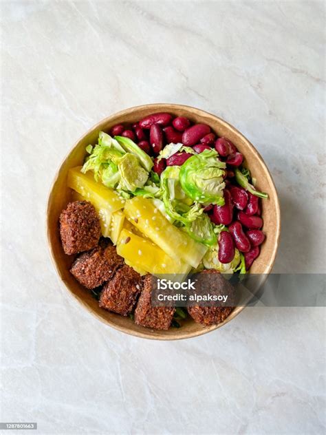 팔라펠 파인애플 멕시코 붉은 신장 콩 브뤼셀 콩을 플라스틱 그릇 상자 또는 용기 패키지로 곁들인 건강한 식품 그릇 0명에 대한