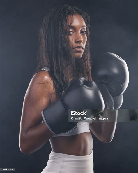 권투 선수 장갑 스포츠 강한 초점 또는 Mma 훈련을 위한 검은색 배경에 여성과 초상화 여성 복싱 챔피언과 주먹 싸움 피트니스 운동의 힘을위한 충격과 전사 에너지 20 24
