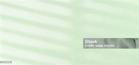 블라인드는 연한 녹색 벽이나 종이 위에 그림자를 드리 웁니다 화창한 날 흰색과 검은색 줄무늬의 개념 포스터 배너를 위한 직물창의적인 배경 블라인드에 대한 스톡 사진 및 기타