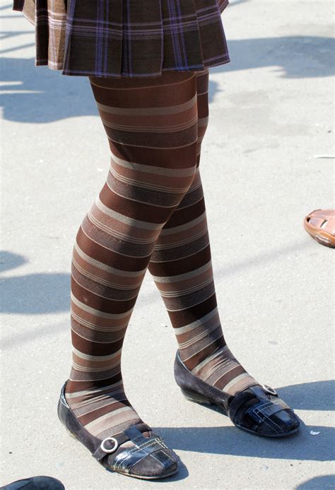 무료 이미지 구두 사람들 소녀 거리 시티 신병 다리 봄 갈색 유행 푸른 의류 레이디 인간의 몸 바지 솔직한 여자애들 디자인 여자들