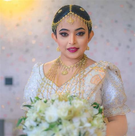 ගෙදර අය දුර වැඩිනිසා කලින් දවසෙ වෙඩින් එක තියන දිහා ගියා ට මිනොරු මේකප් එක ඔනේ නිසා මෙහෙ ආව ඔයාට